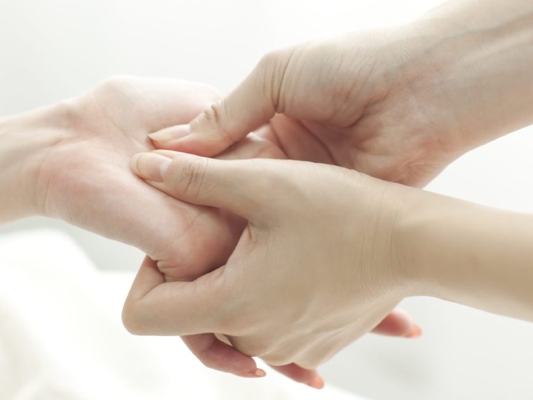 The Benefits of a Hand Massage and How to Give It